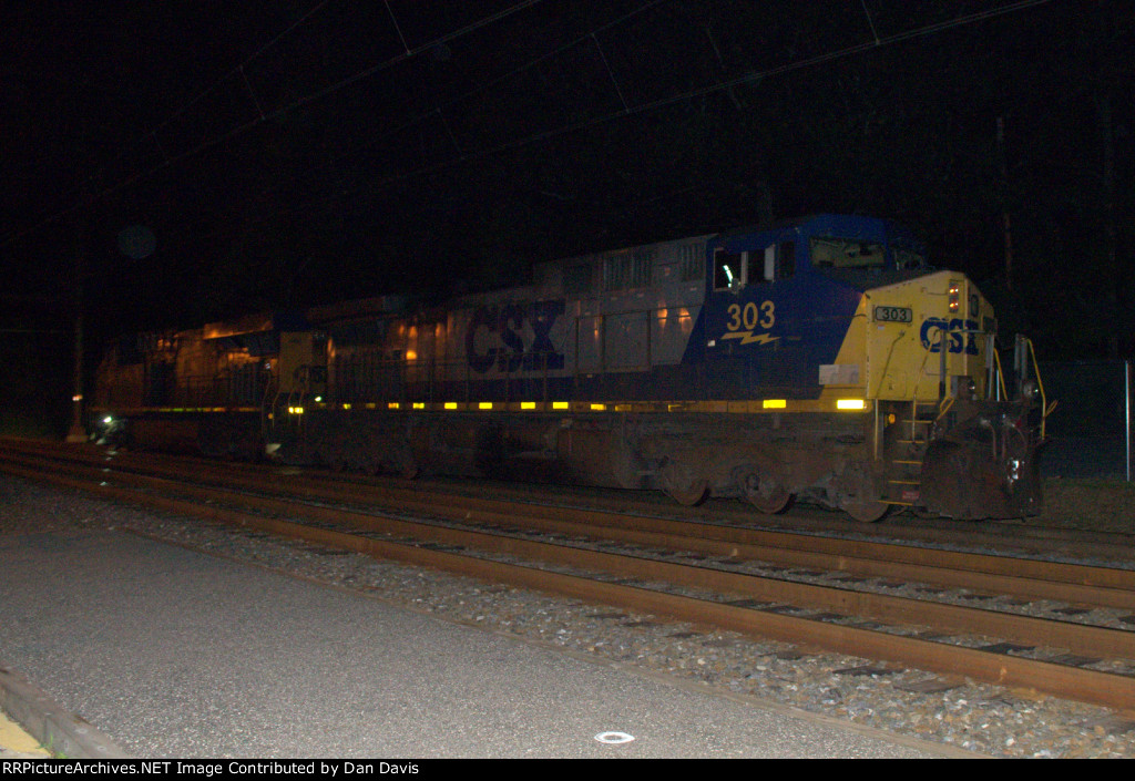 CSX AC44CW 303 trails on Q410-25